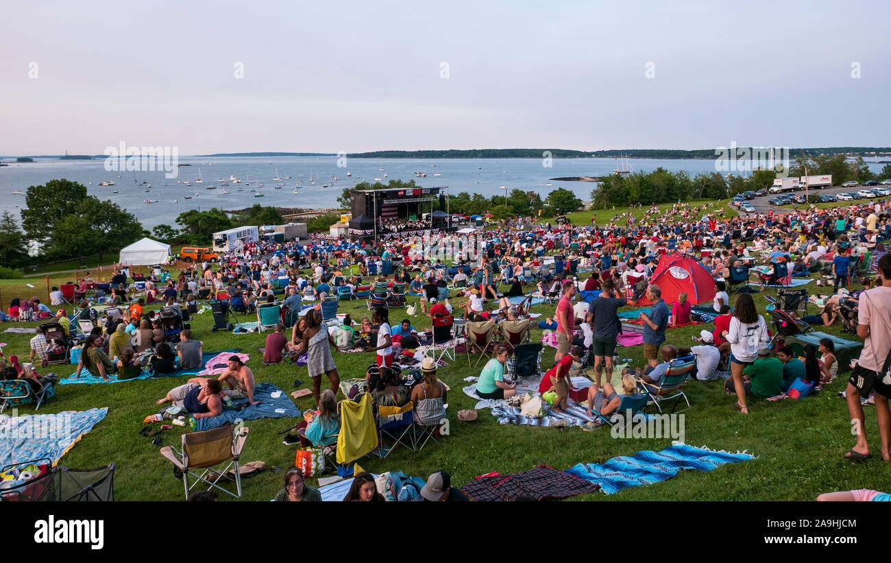 crowd waiting for July 4th fireworks Stock Photo - Alamy