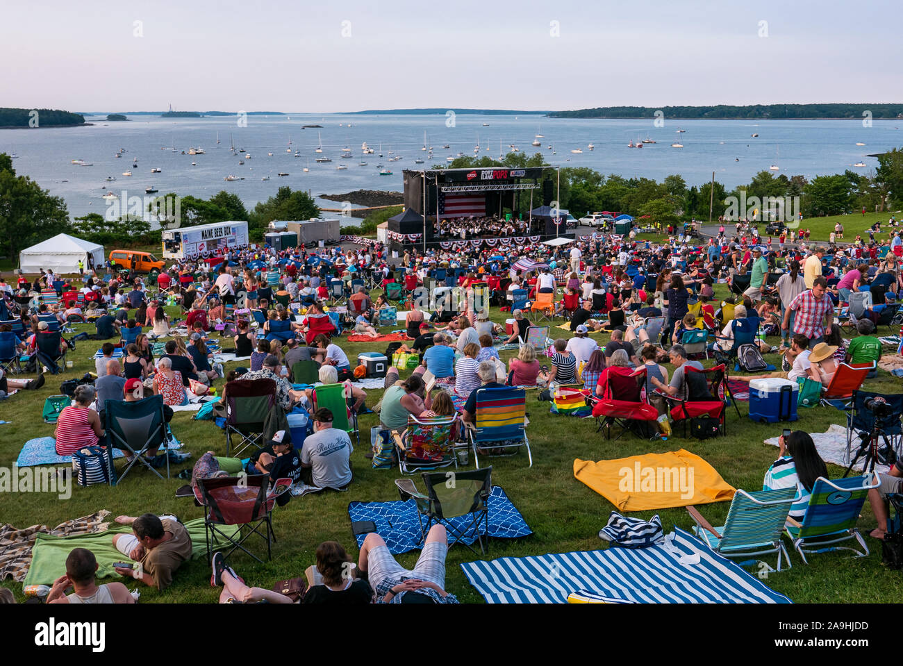 crowd waiting for July 4th fireworks Stock Photo - Alamy