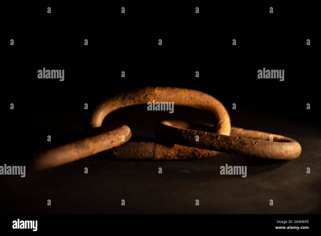 Rusty chain link hi-res stock photography and images - Alamy