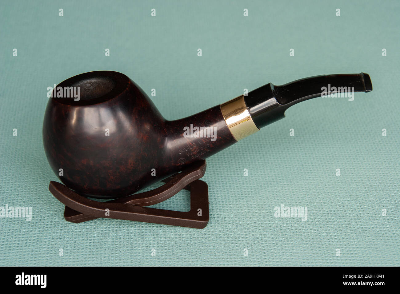 Classic briar wooden smoke pipe Stock Photo - Alamy