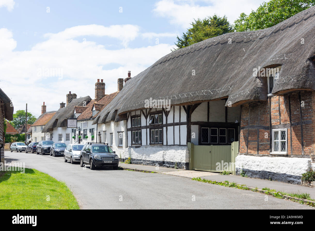 Thatched cottages, High Street, Long Crendon, Buckinghamshire, England ...