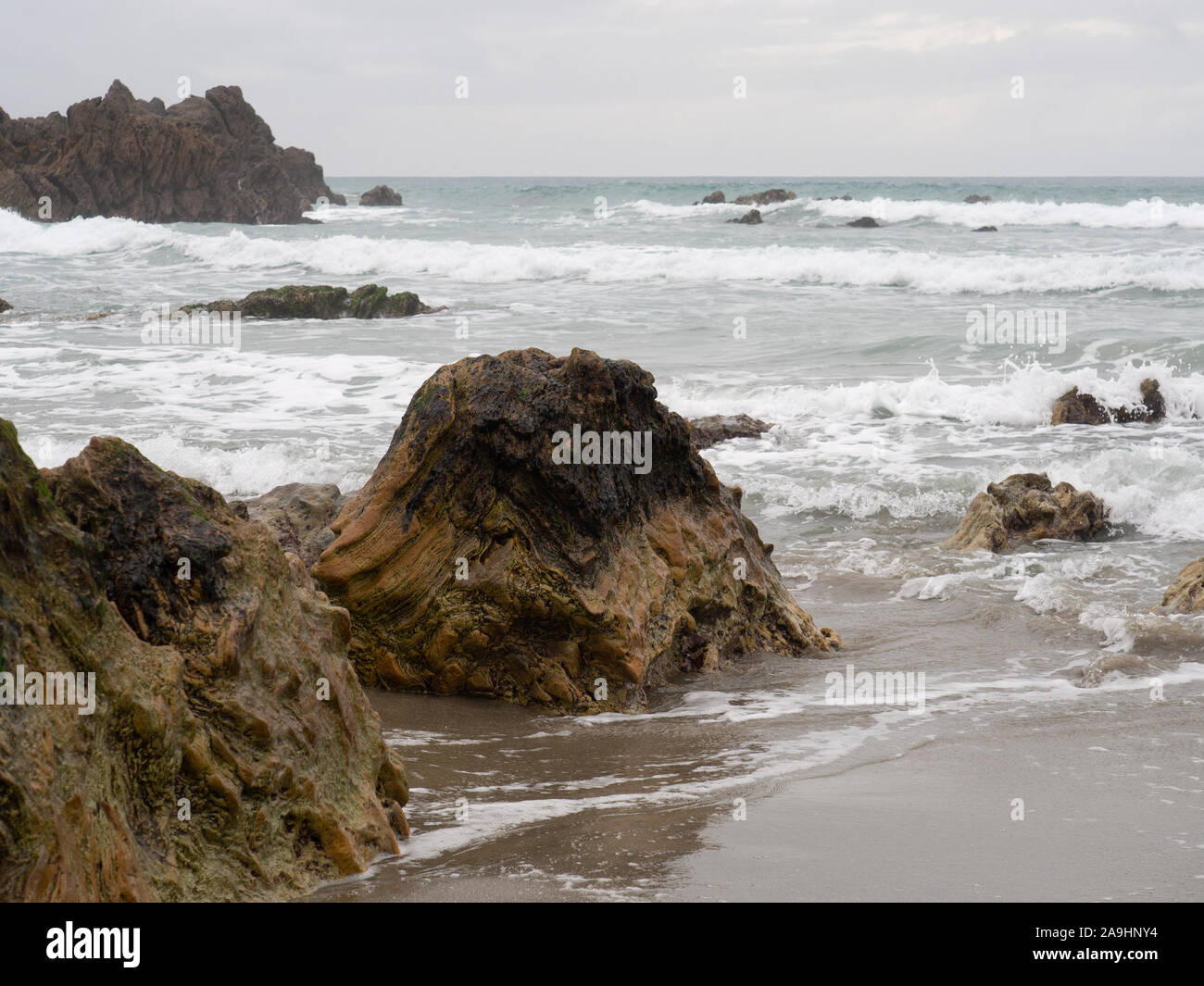 Ocean waves and rocks hi-res stock photography and images - Alamy