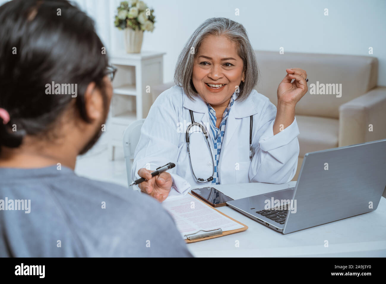 doctors and patients talk and look at each other Stock Photo - Alamy