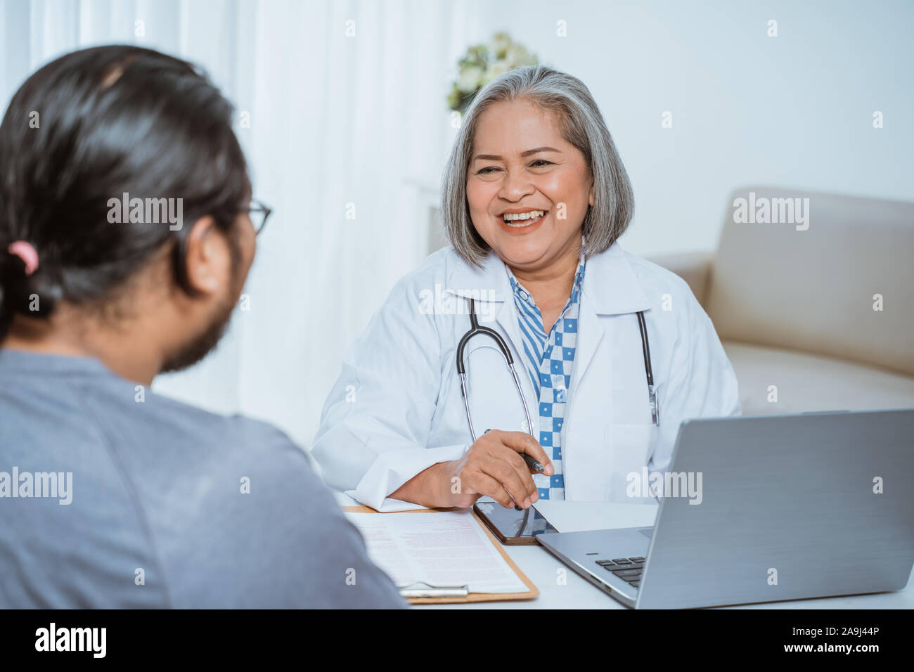 Doctors talk with patients Stock Photo - Alamy