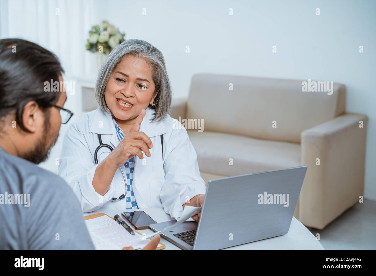 doctors and patients talk and look at each other Stock Photo - Alamy
