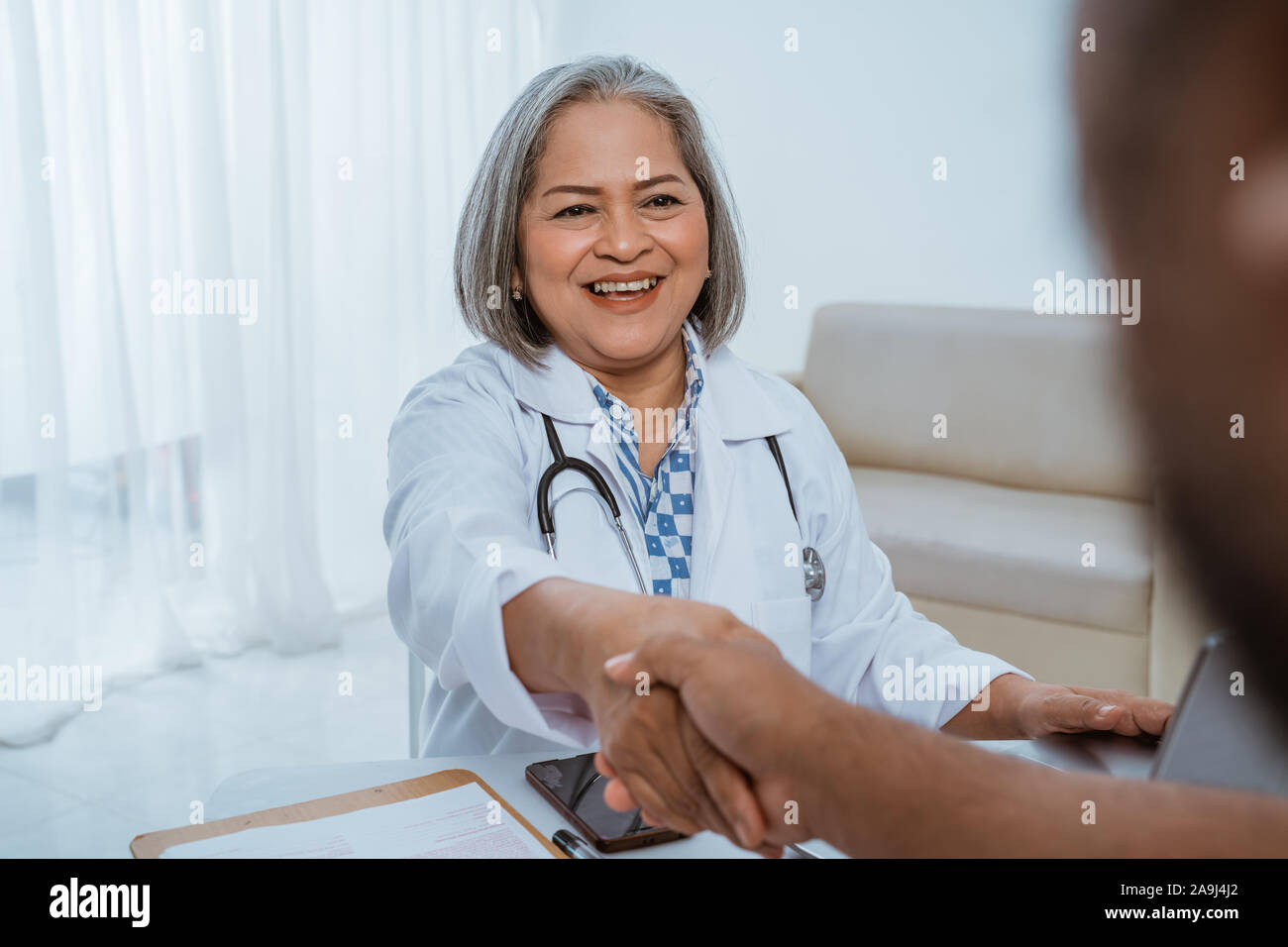 doctor shakes hands with the patient Stock Photo - Alamy