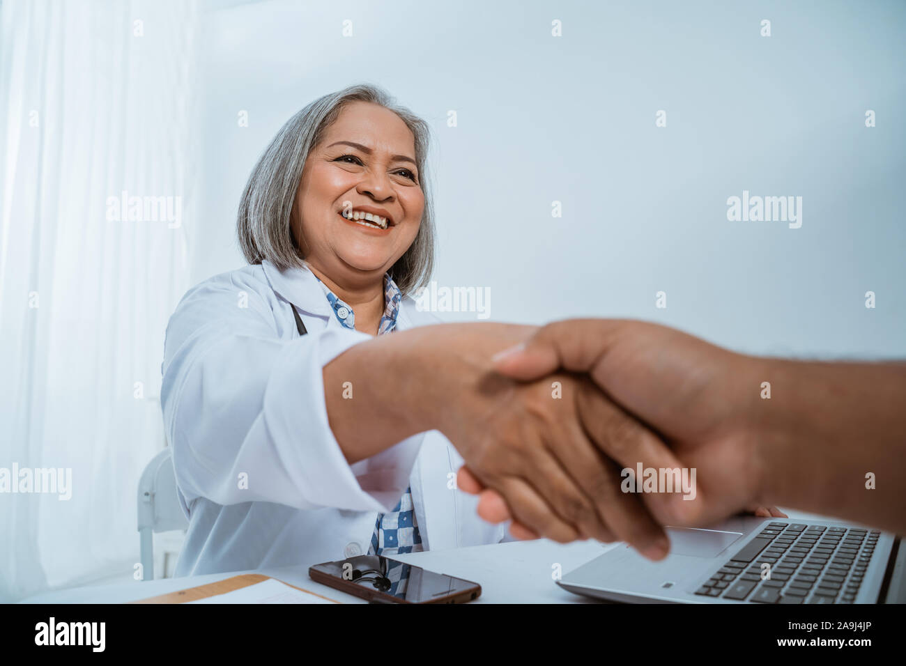 Human connection doctor patient hi-res stock photography and images - Alamy