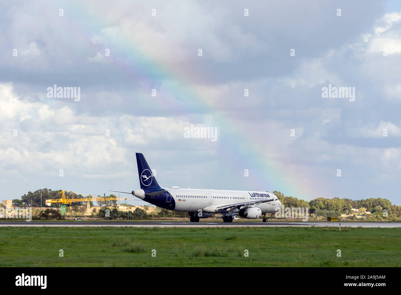 Lufthansa Airbus A321-231 (REG: D-AIDA) entering the loop for take off ...