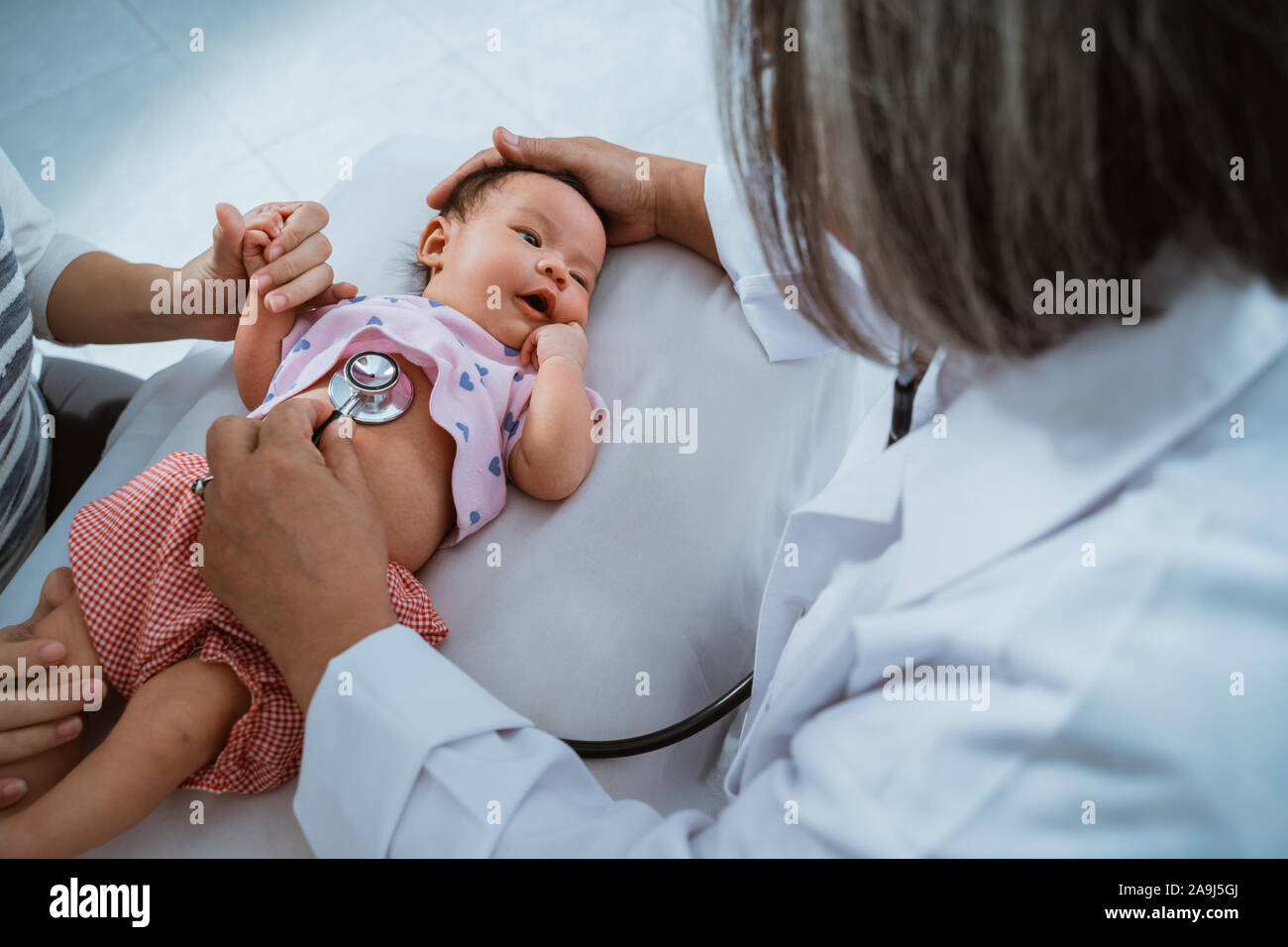 Doctor examining newborn baby hi-res stock photography and images - Alamy