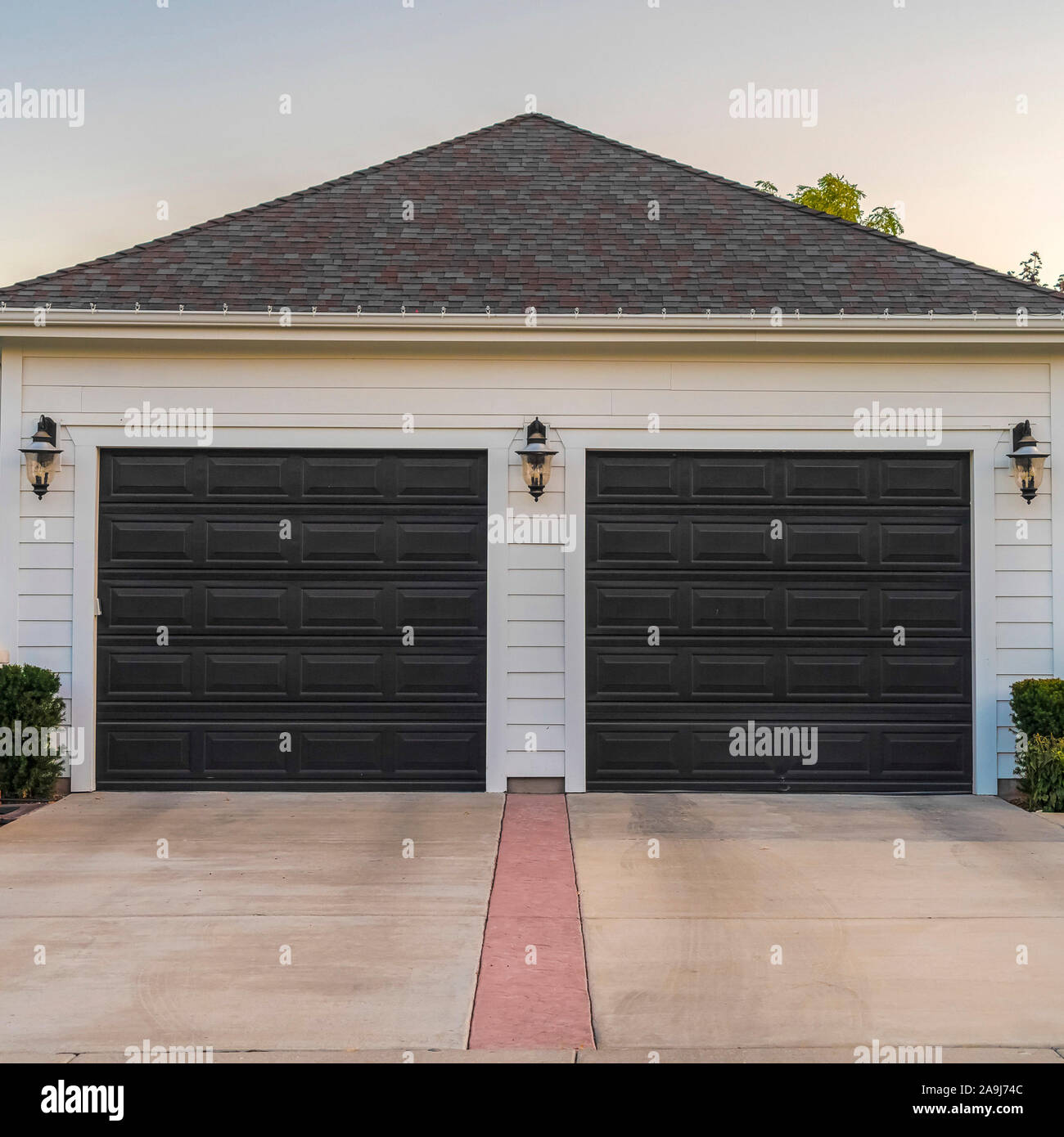Double garage hi-res stock photography and images - Alamy