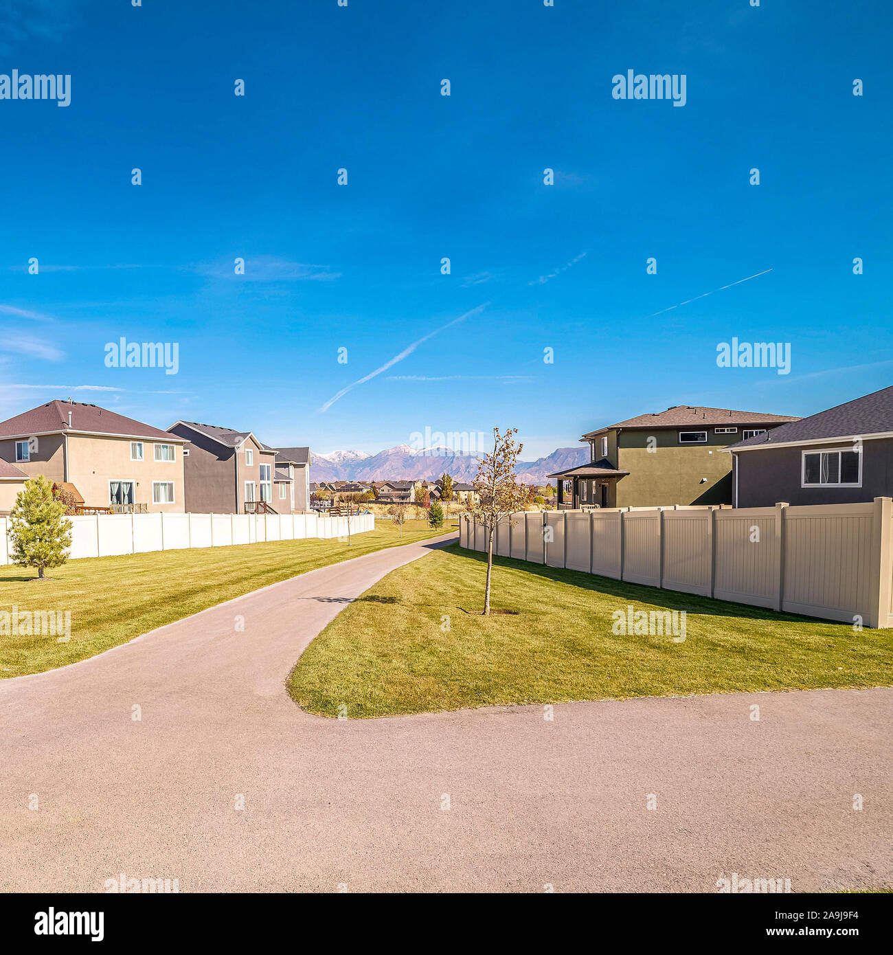 Square frame Intersection of footpaths in an urban park Stock Photo - Alamy