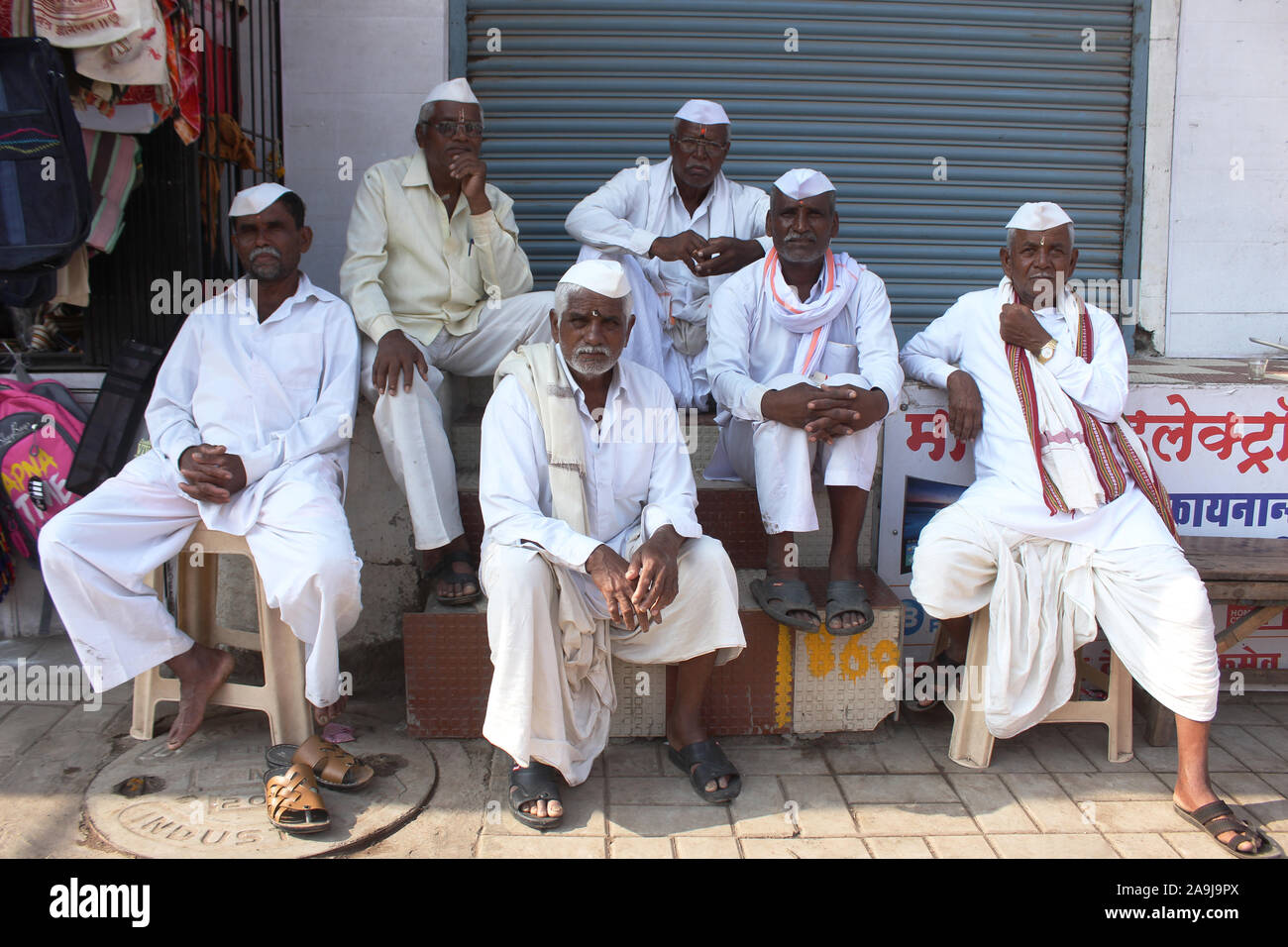 Warkaris or Pilgrims sitting on street, Alandi devachi, Pune ...