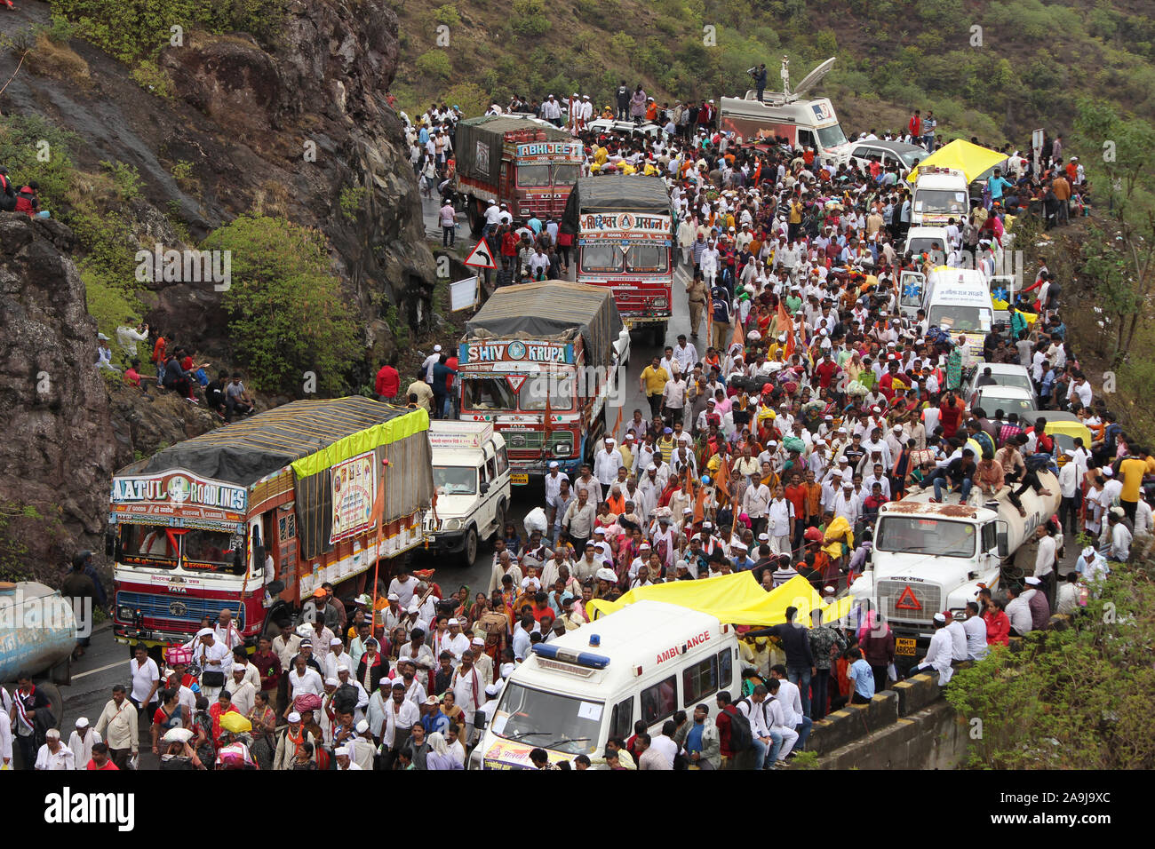 Shree Dnyaneshwar Maharaj Palki view in Dive Ghat with huge gathering ...