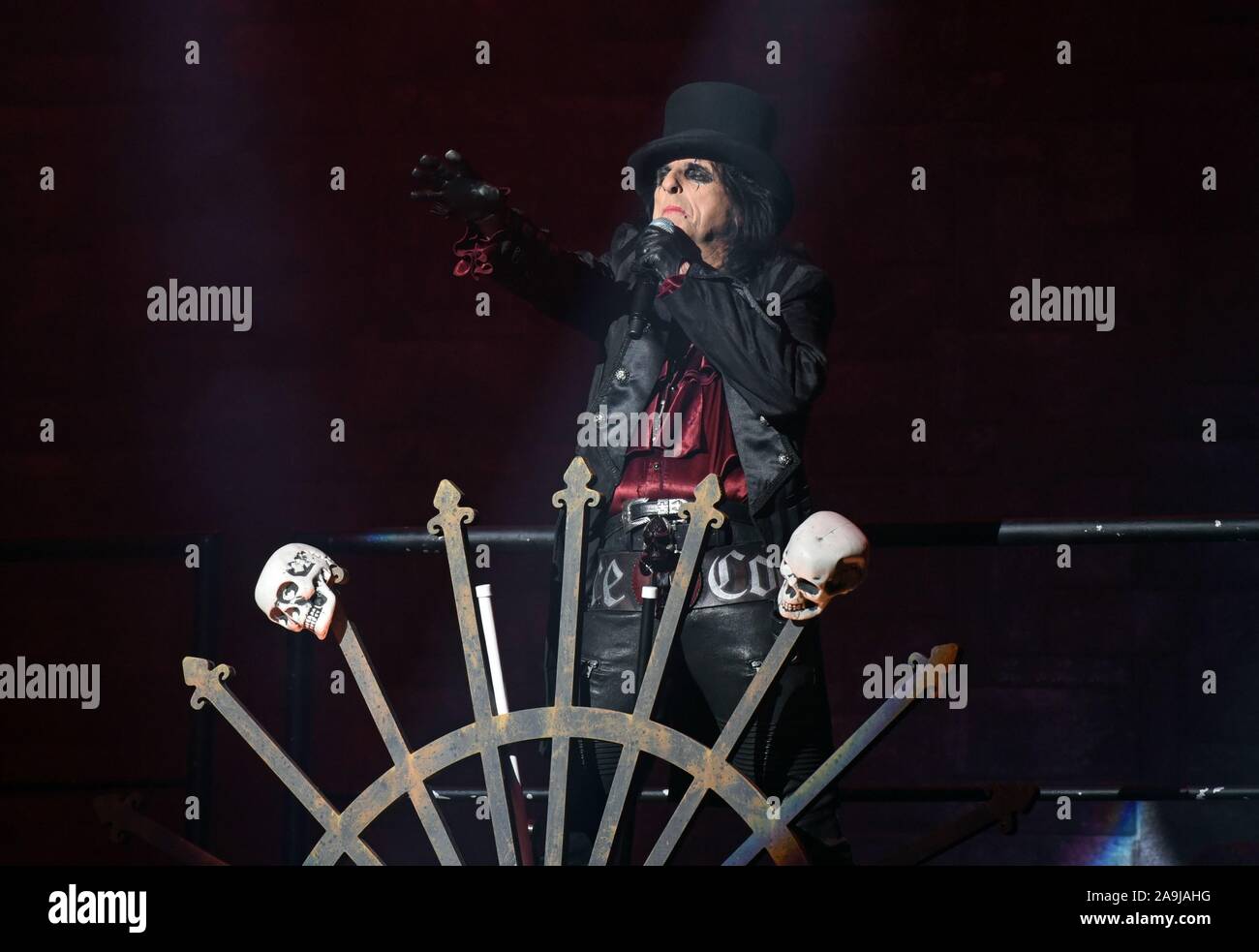Alice cooper on stage hi-res stock photography and images - Alamy