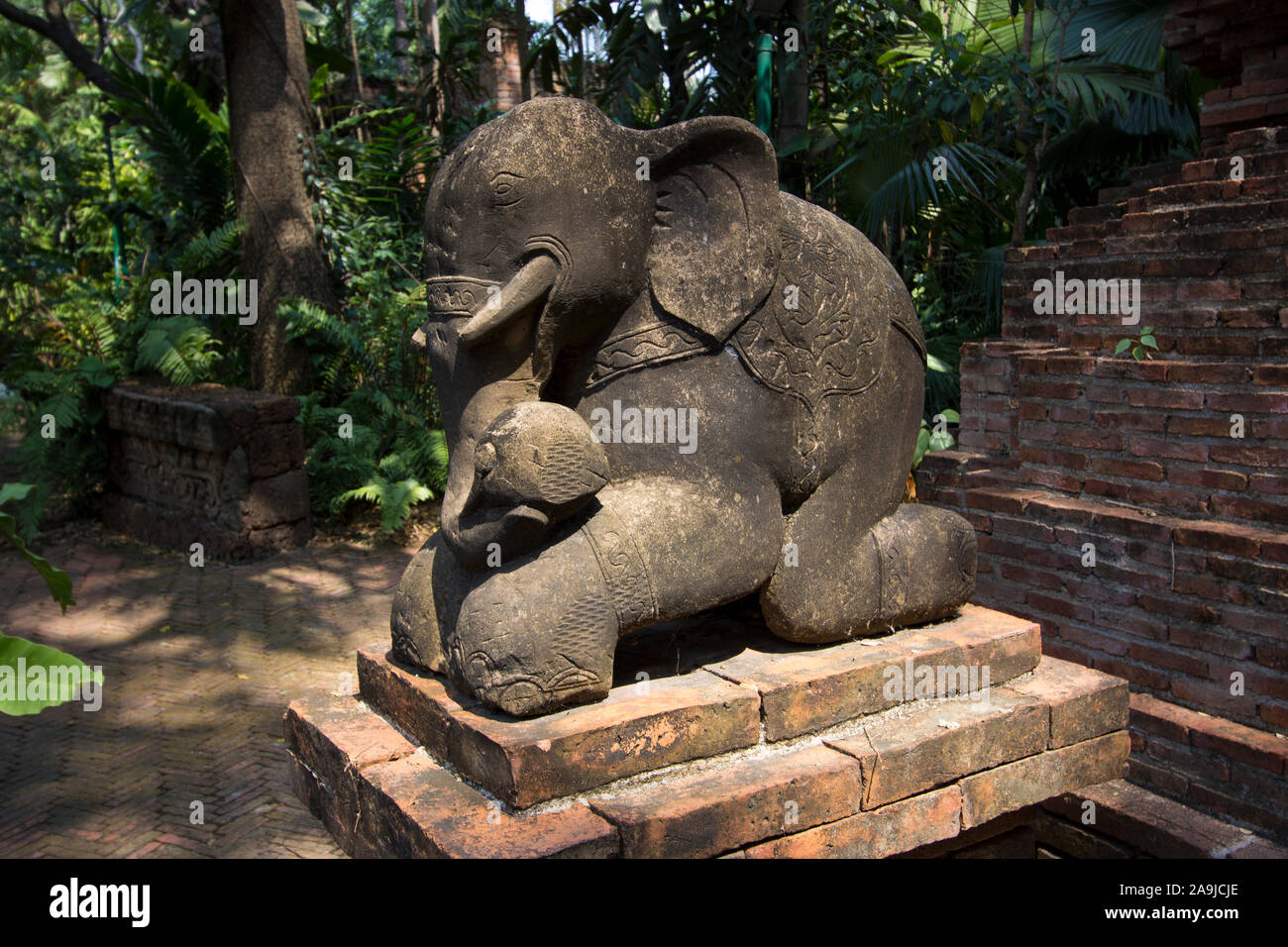 Elephant garden sculpture hi-res stock photography and images - Alamy