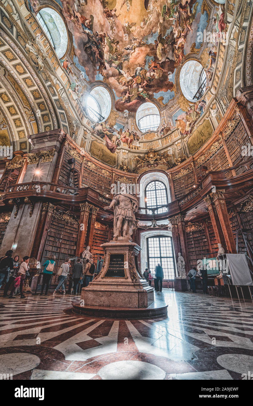 Book arch statue hi-res stock photography and images - Alamy