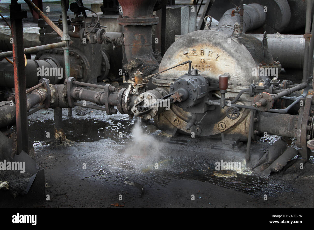 Pumps, pipes and machinery on old chemical plant Stock Photo - Alamy