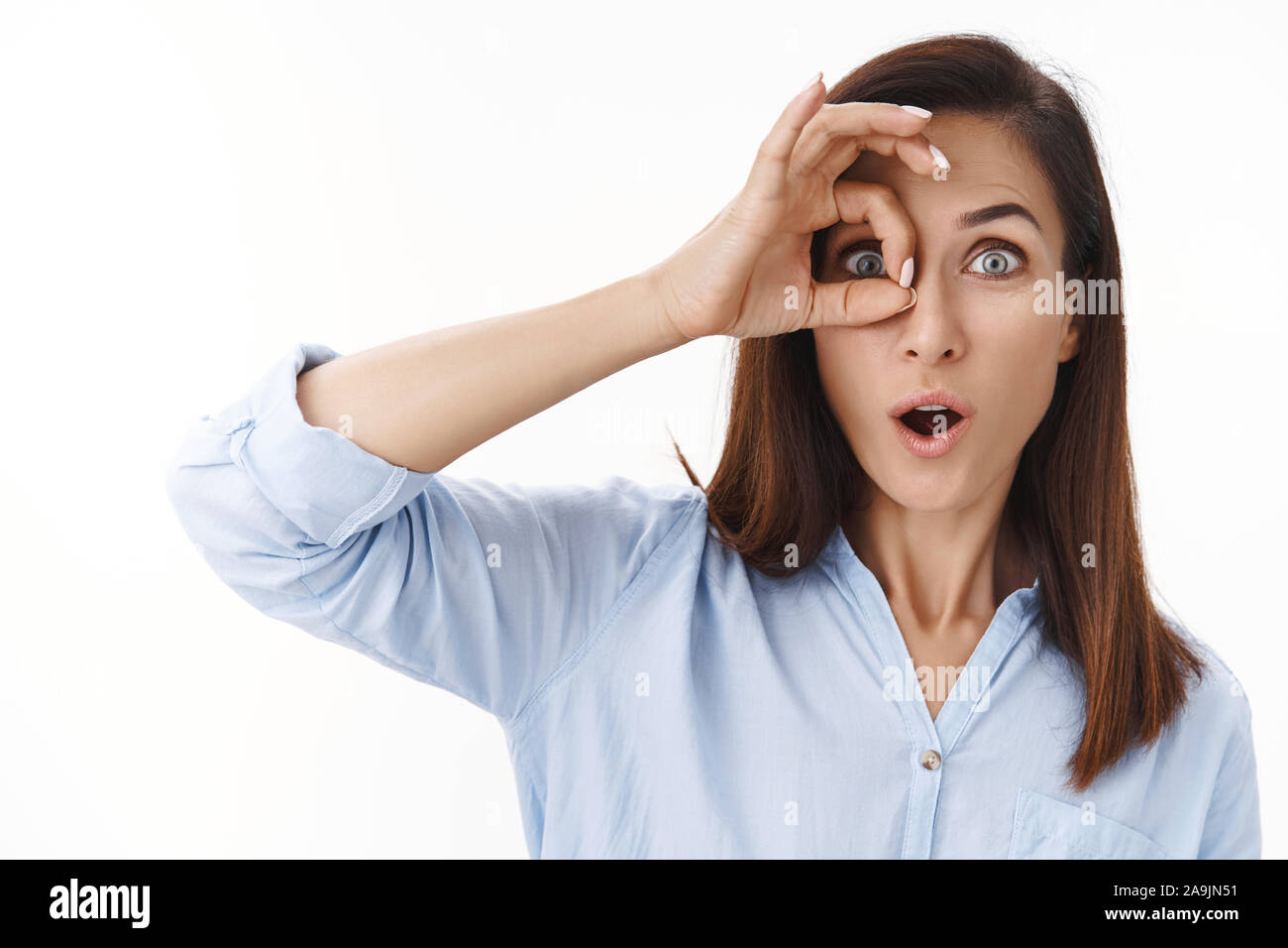 Close-up studio shot amazed impressed good-looking fascinated woman in ...