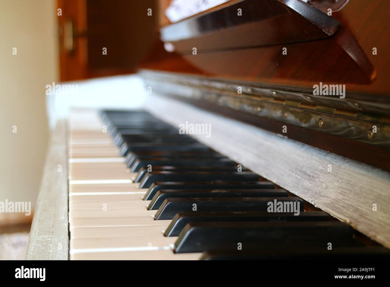 Grand piano side view hi-res stock photography and images - Alamy