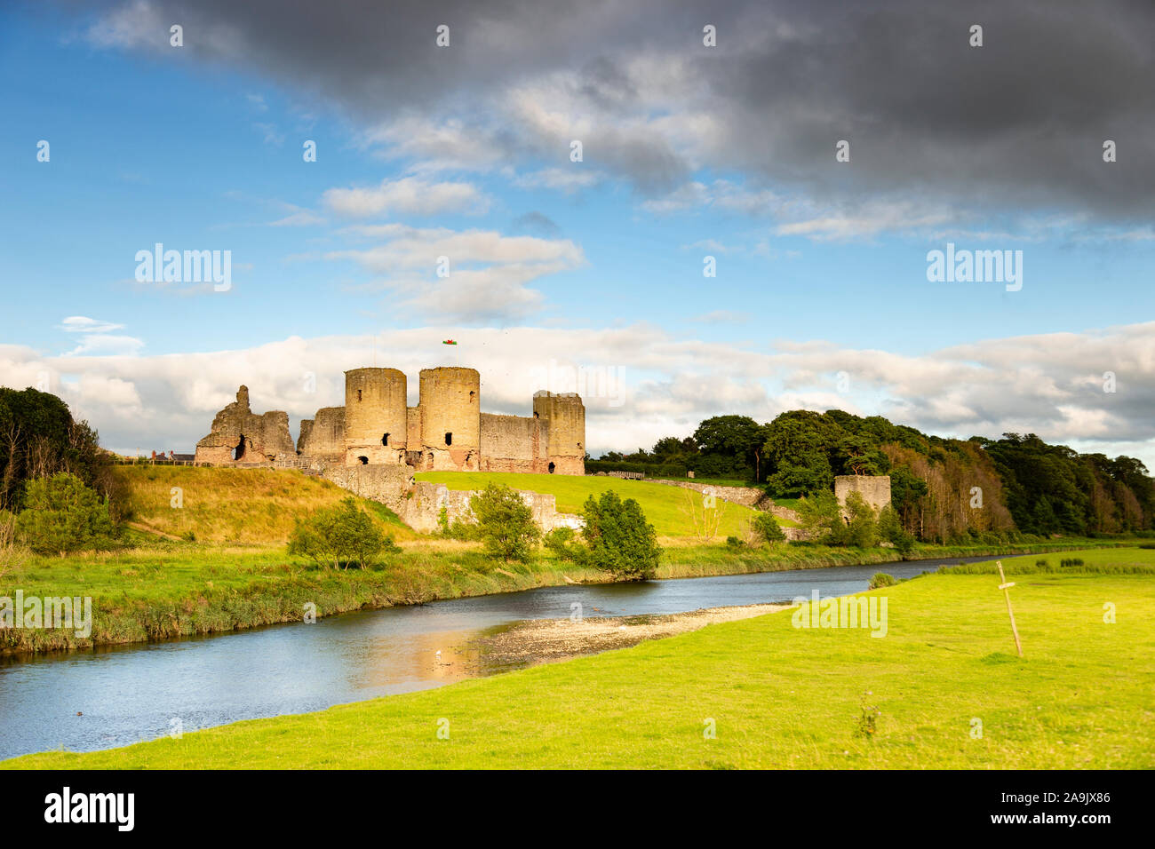 Flag of wales on castle hi-res stock photography and images - Alamy