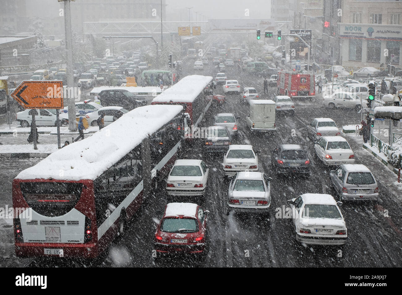 Heavy snow blanketed roads hi-res stock photography and images - Alamy
