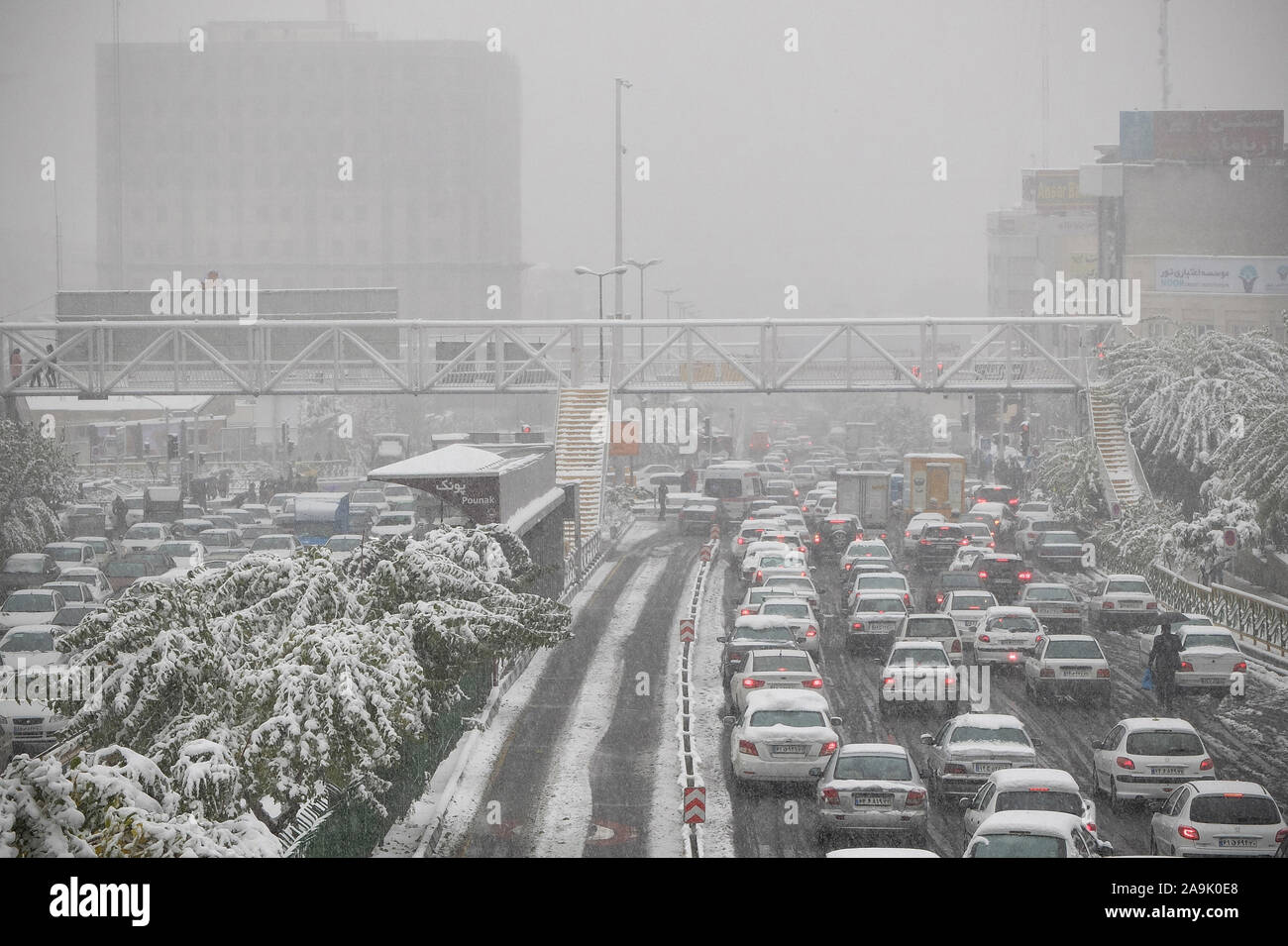 Heavy snow blanketed roads hi-res stock photography and images - Alamy