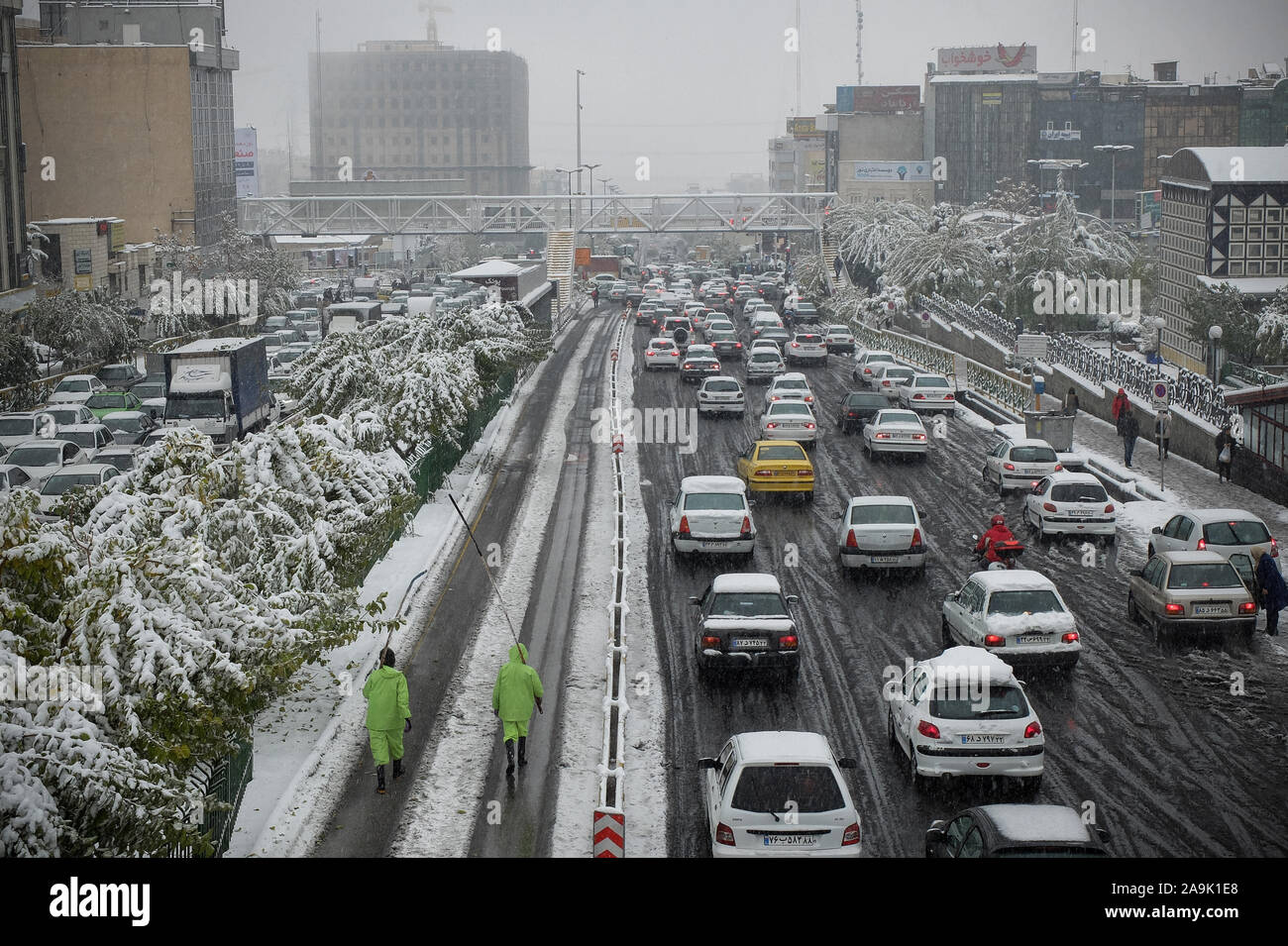 Heavy snow blanketed roads hi-res stock photography and images - Alamy