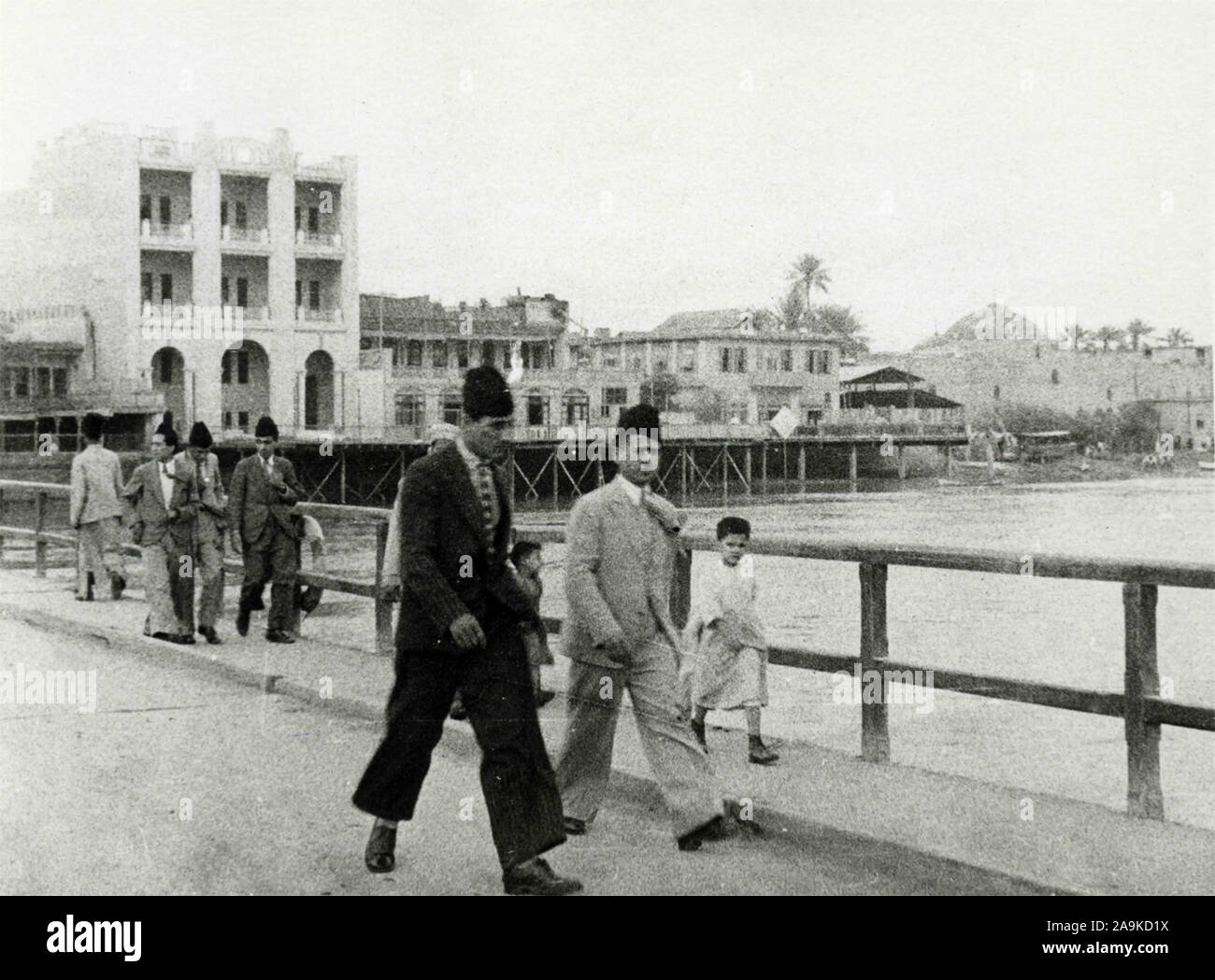 Travelers on the bridge Maude, Baghdad, Iraq Stock Photo - Alamy
