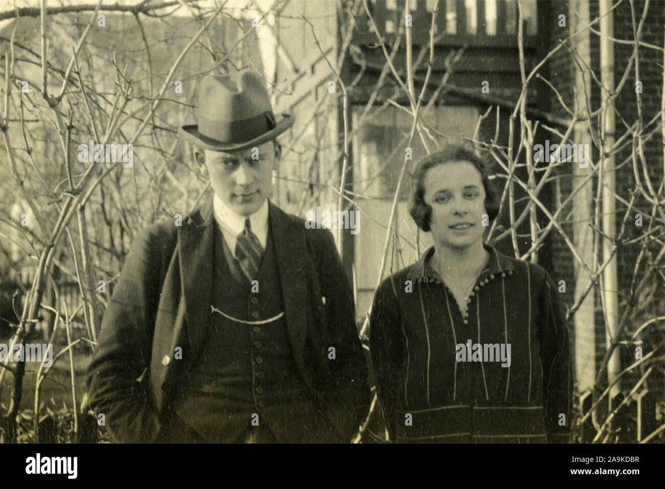 Outdoor couple 1930 hi-res stock photography and images - Alamy