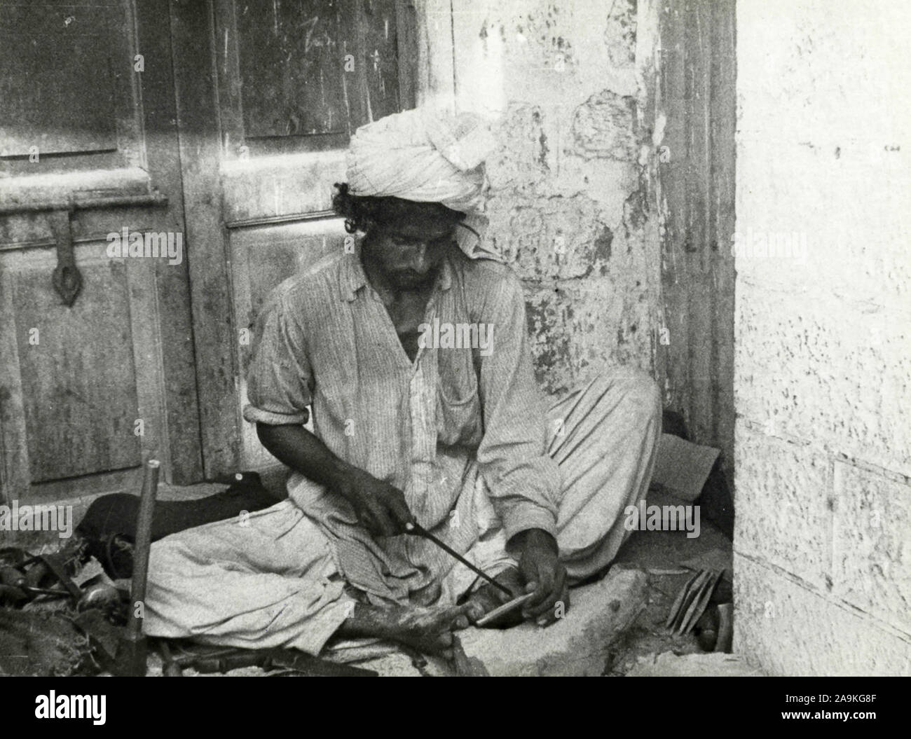 Arab shoemaker in Baghdad, IRAQ Stock Photo - Alamy