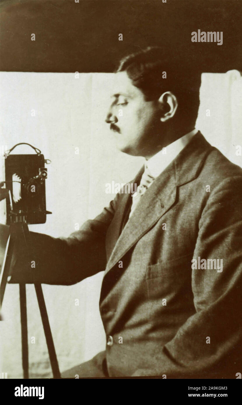 Camera tripod 1910s hi-res stock photography and images - Alamy
