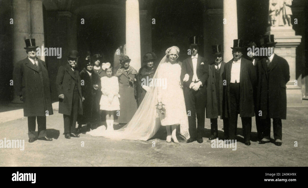 Bride and groom outside church hi-res stock photography and images - Alamy