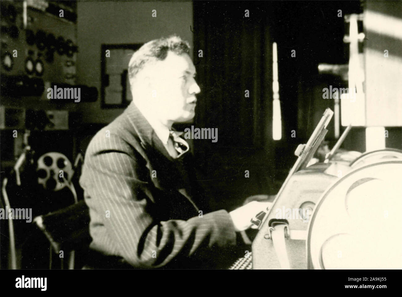 Film cameraman 1950s hi-res stock photography and images - Alamy