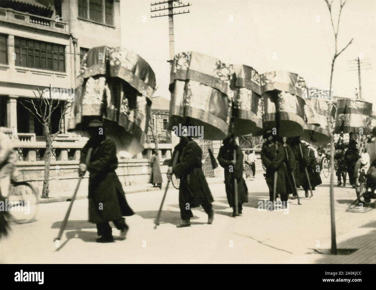 Procession of Arab men dressed in black Stock Photo - Alamy