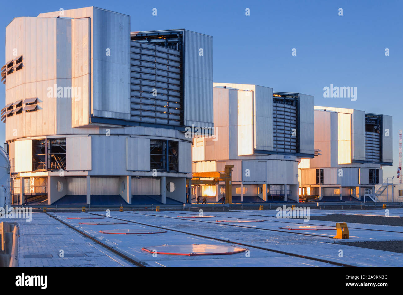 The Very Large Telescope complex at the European Southern Observatory ...