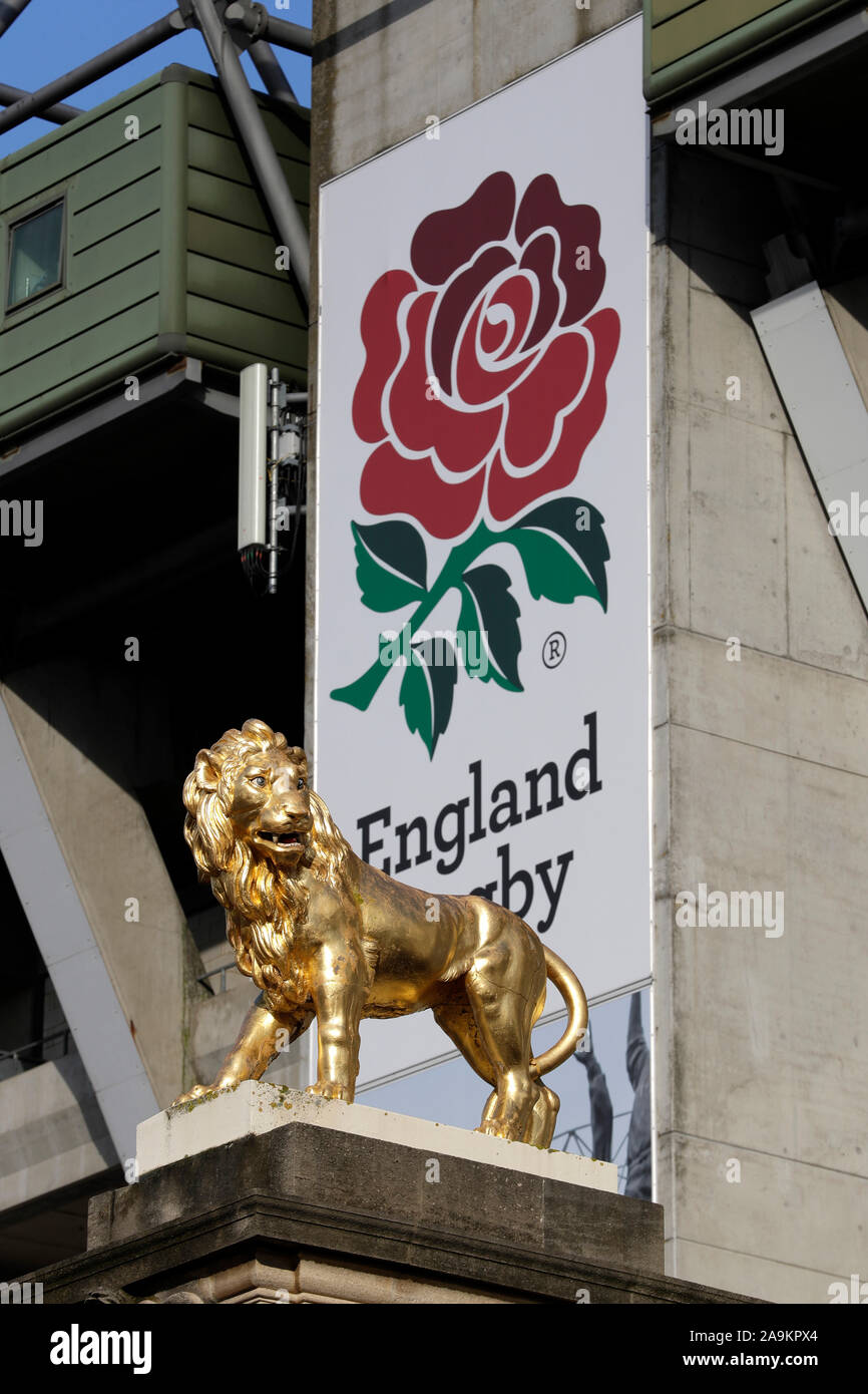 The golden lion statue outside twickenham stadium hi-res stock ...