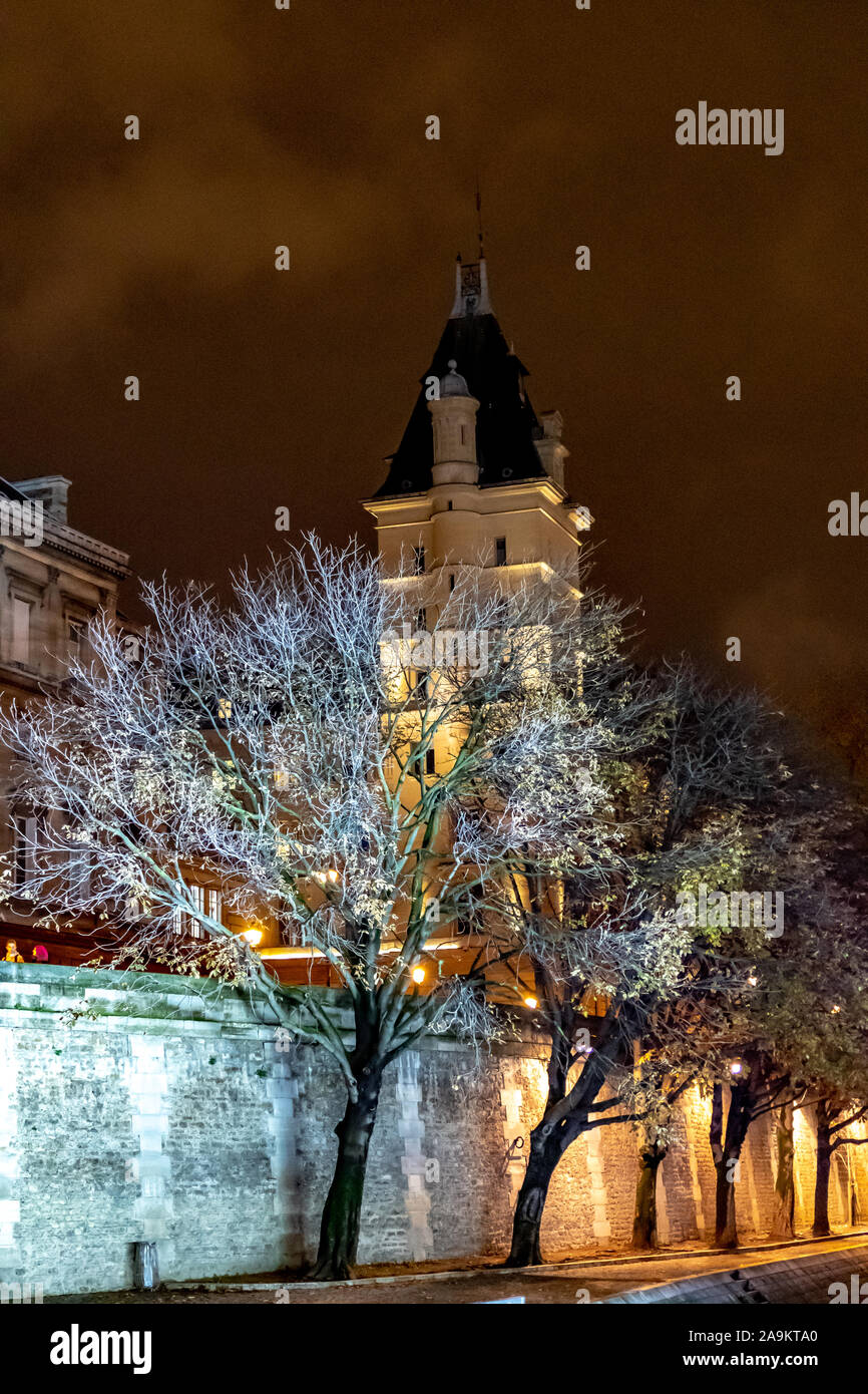 Paris by night, famous buildings Stock Photo - Alamy