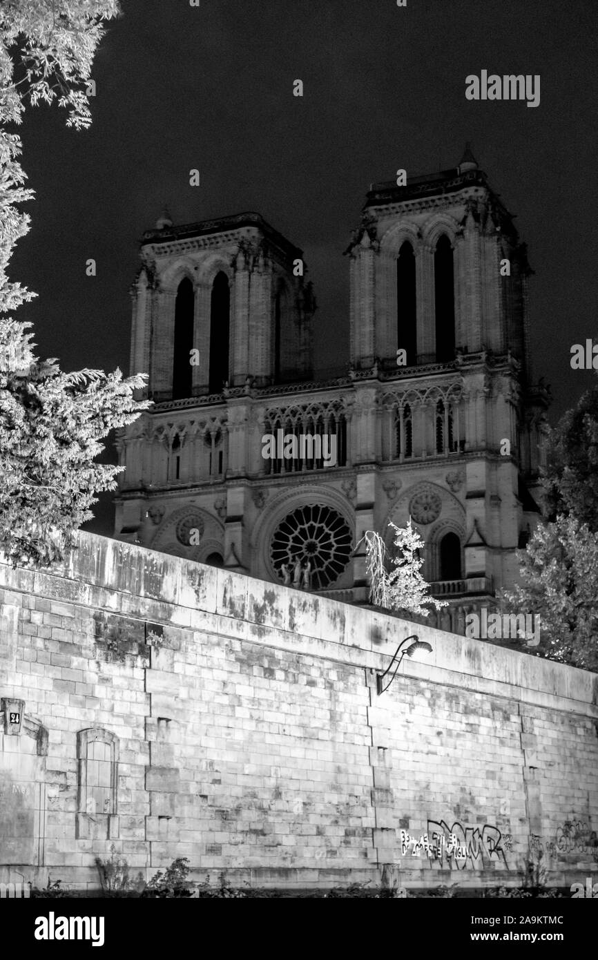 Paris by night, famous buildings Stock Photo - Alamy