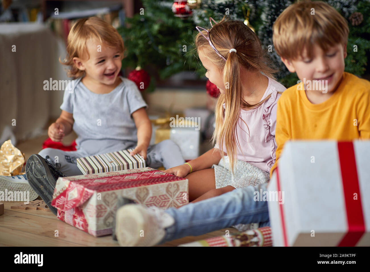 Kids opening present hi-res stock photography and images - Alamy