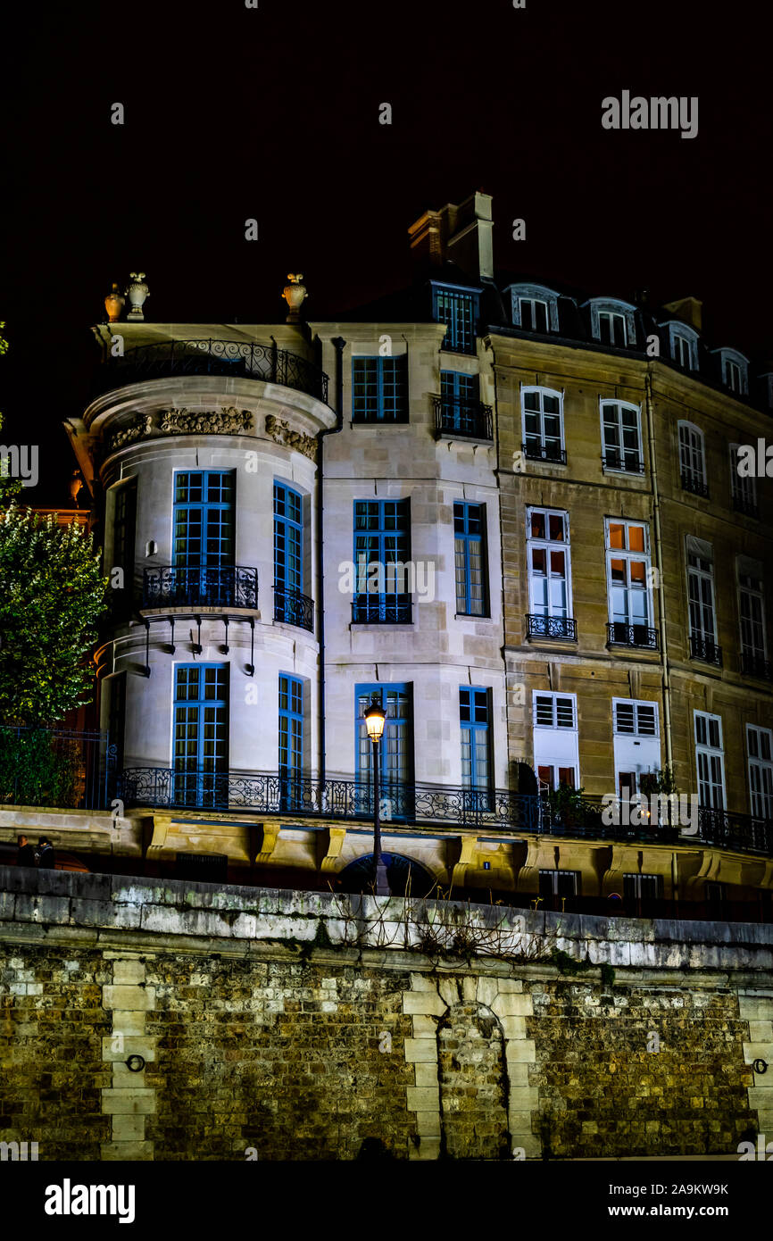 Paris by night, famous buildings Stock Photo - Alamy