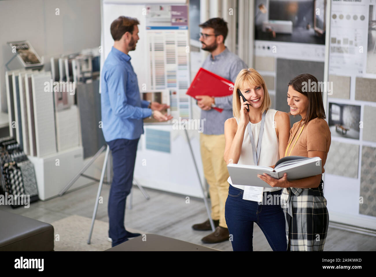 Smiling store employee hi-res stock photography and images - Alamy