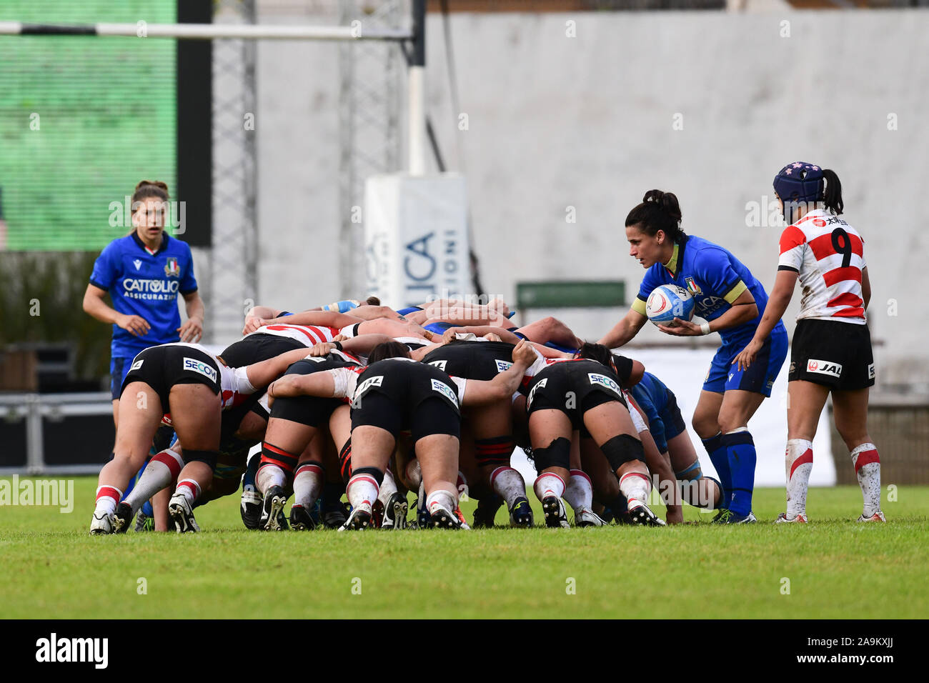 Women rugby scrum hi-res stock photography and images - Alamy