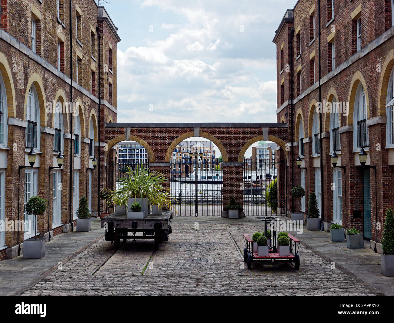 Luxury riverside living river thames hi-res stock photography and ...