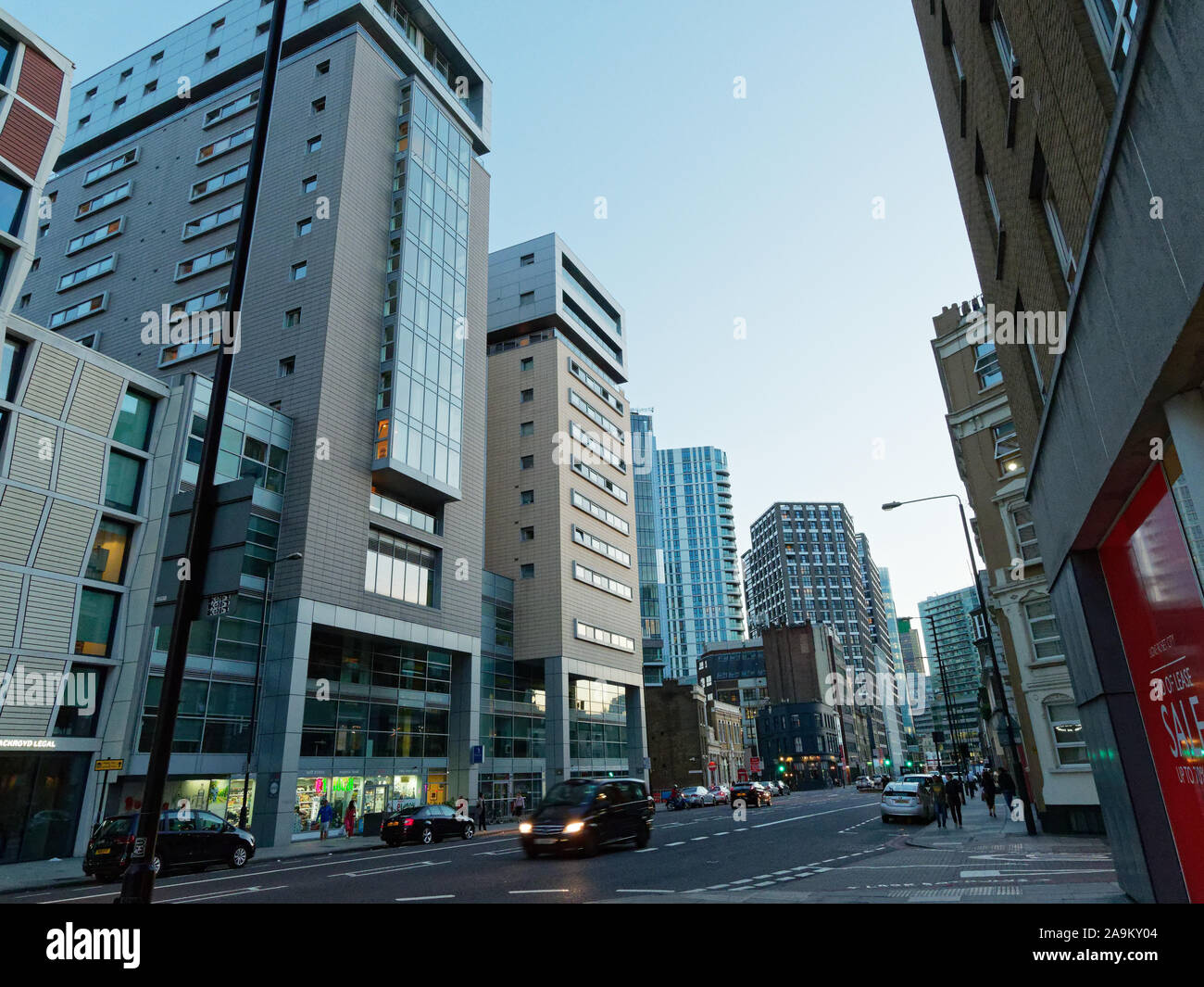 Modern tall commercial buildings hi-res stock photography and images ...