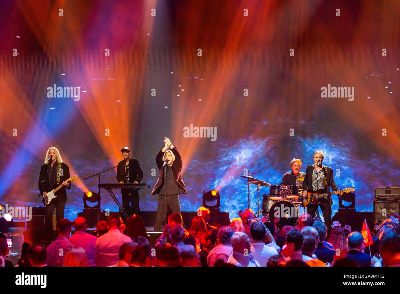 Offenburg, Germany. 15th Nov, 2019. The musicians of the band Münchener ...