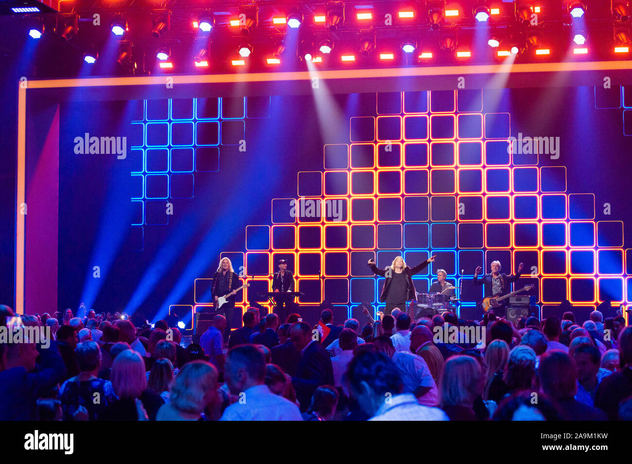 Offenburg, Germany. 15th Nov, 2019. The musicians of the band Münchener ...