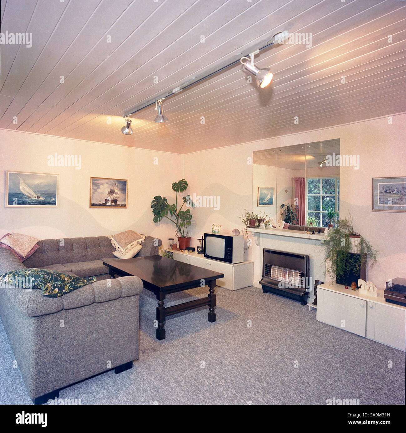 1981 house interiors hi-res stock photography and images - Alamy
