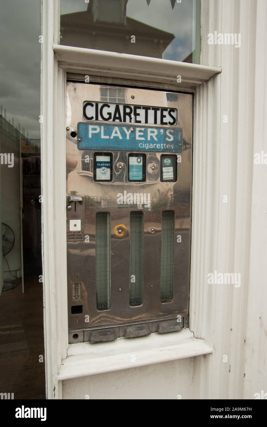 Vintage Cigarette Vending Machine High Resolution Stock Photography and ...