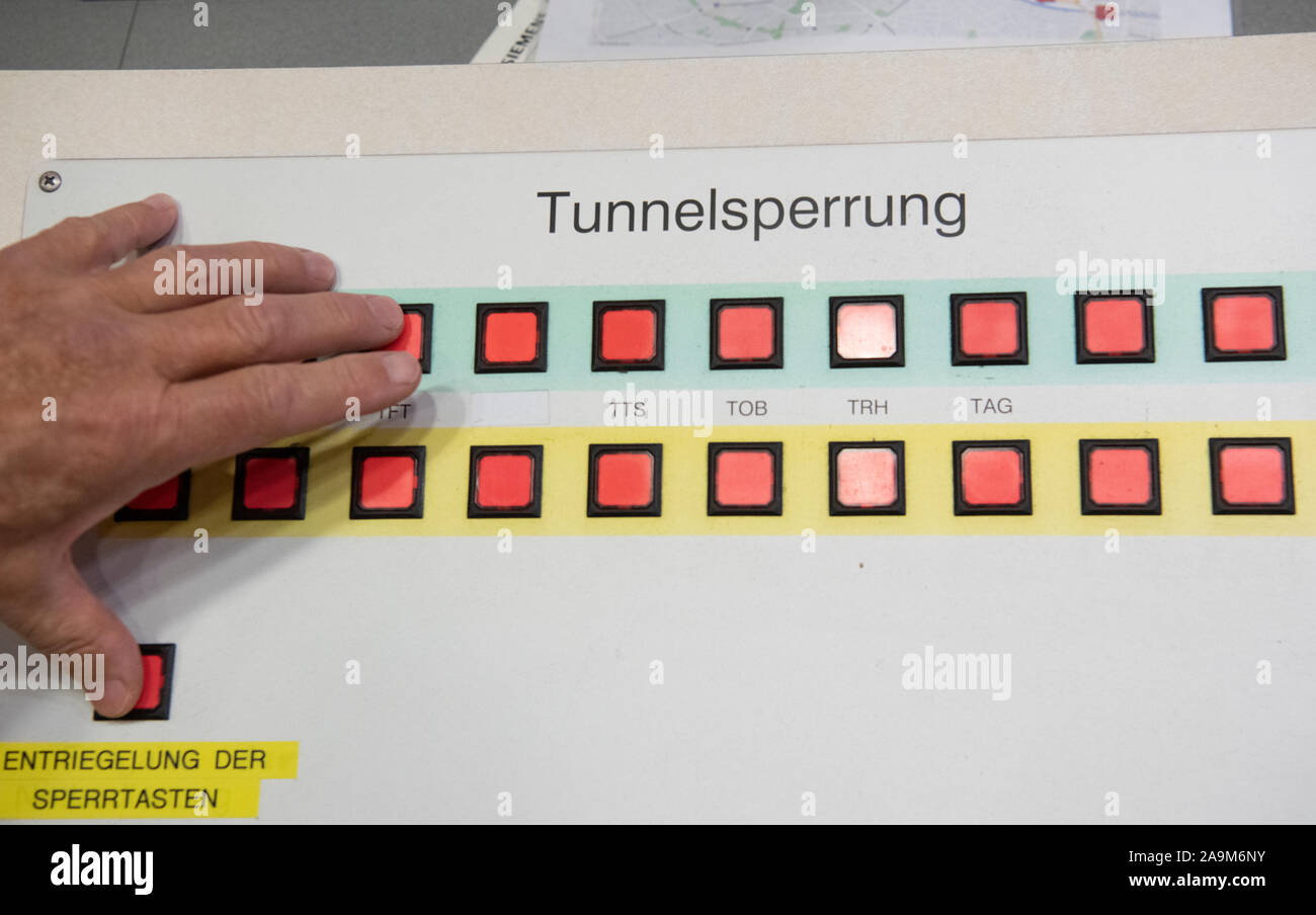 Berlin, Germany. 30th Oct, 2019. "Tunnel Blocking" is above the control ...