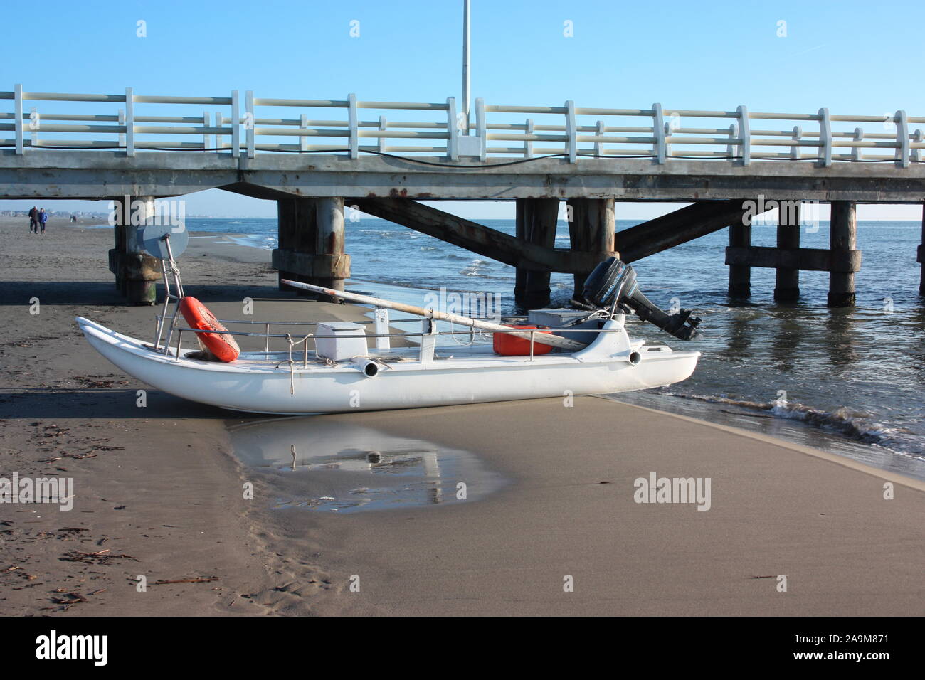 Stranded raft hi-res stock photography and images - Alamy